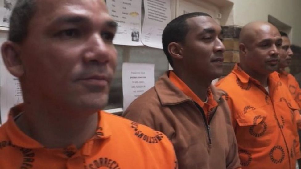 Ohio prison inmates 'built computers and hid them in ceiling' - BBC News