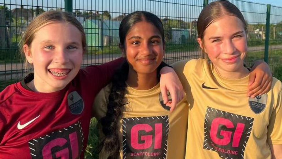 Bedford girls football team beat boys to win league title - BBC News