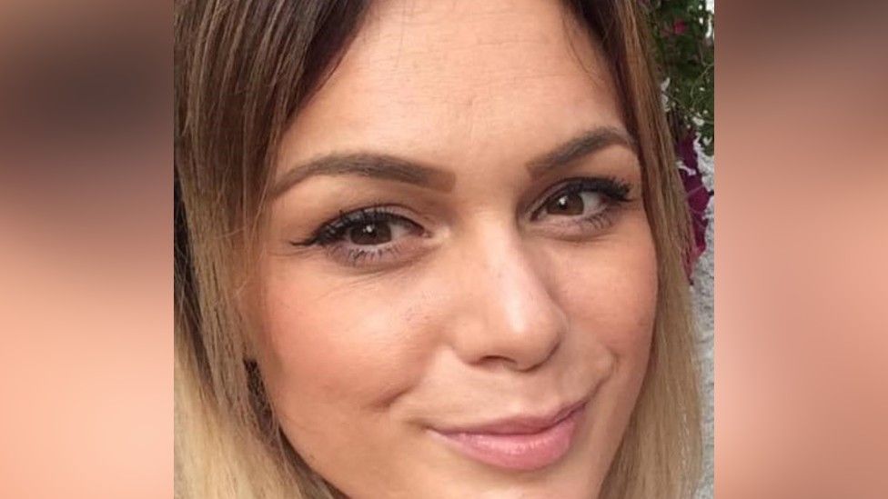 Leicester: Police name mum killed when she was hit by car - BBC News