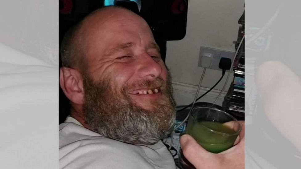 Victim named in Hull murder inquiry as seven arrested - BBC News
