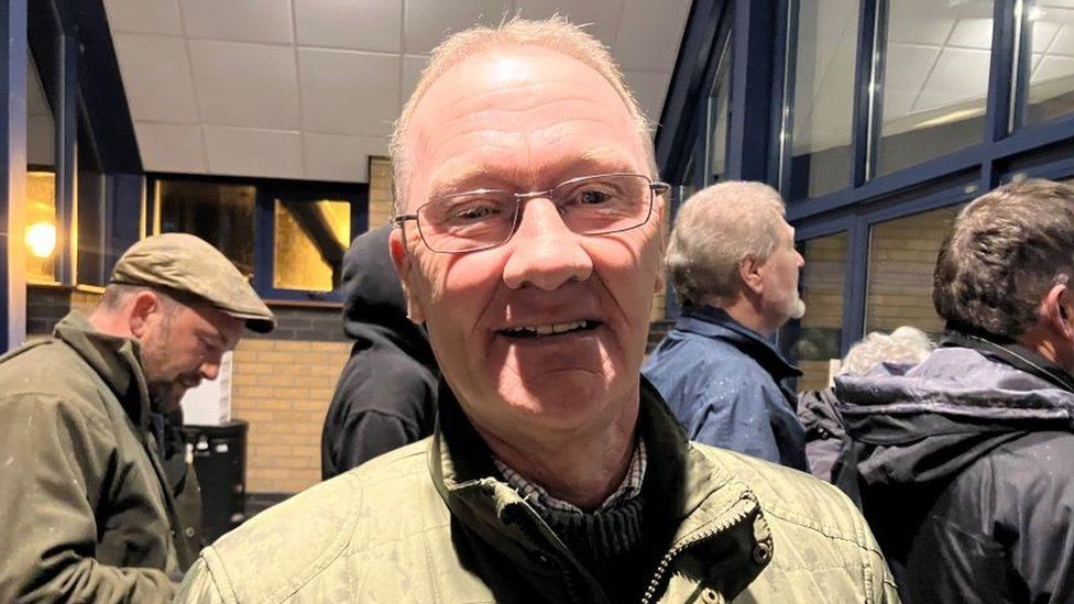 Caerfyrddin: 3,000 o ffermwyr mewn cyfarfod tanllyd - BBC Cymru Fyw