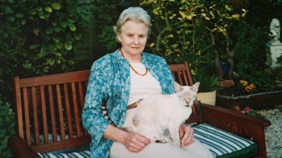 Coronavirus: Witney nurse, 84, 'gave her life to NHS' - BBC News