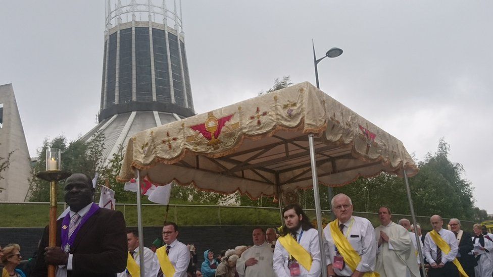Liverpool Catholic procession draws 10,000 people - BBC News