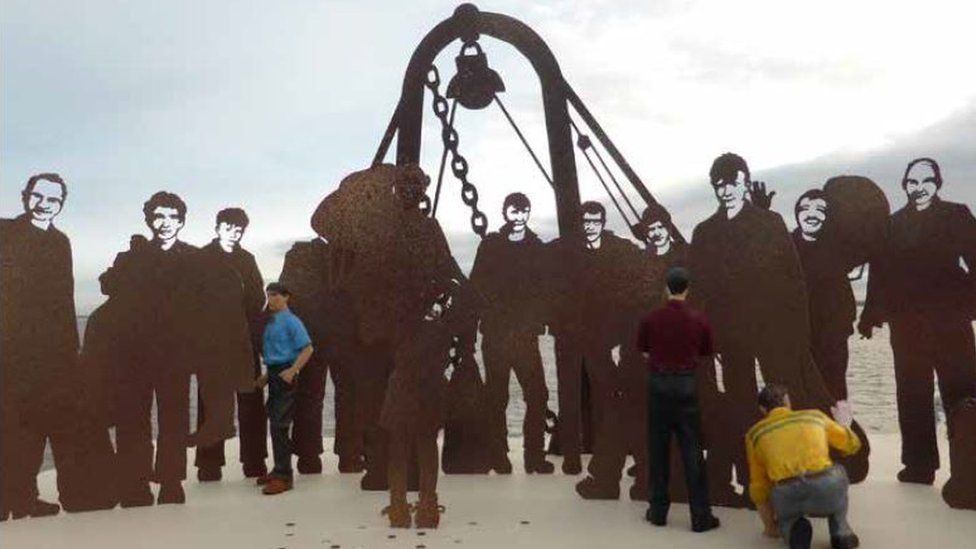 Hull's lost trawlermen memorial sculpture unveiled - BBC News