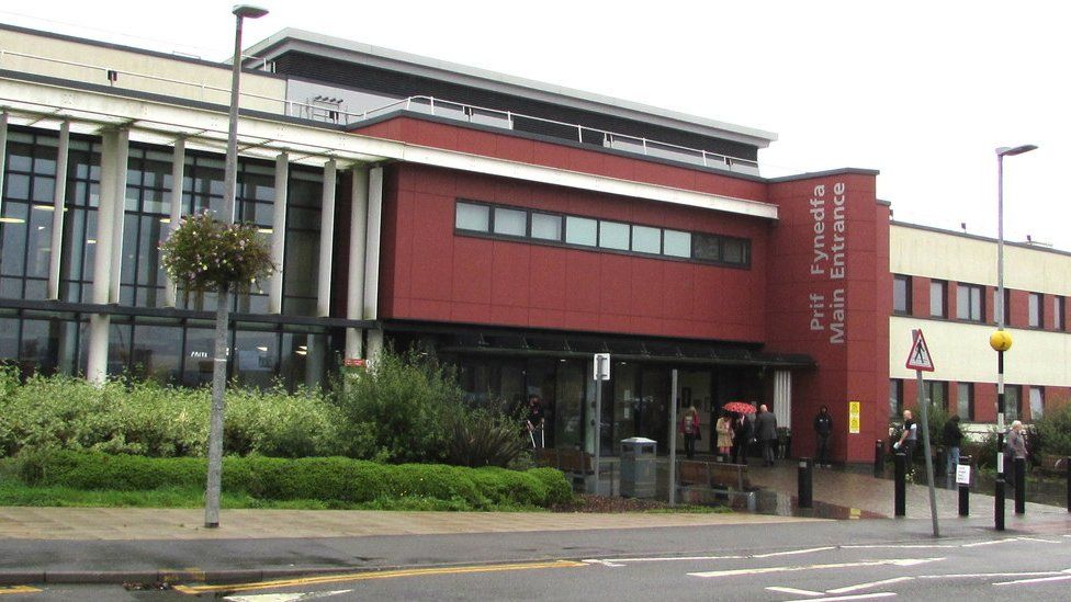 Covid in Wales: 'We've lost five patients in a single shift' - BBC News