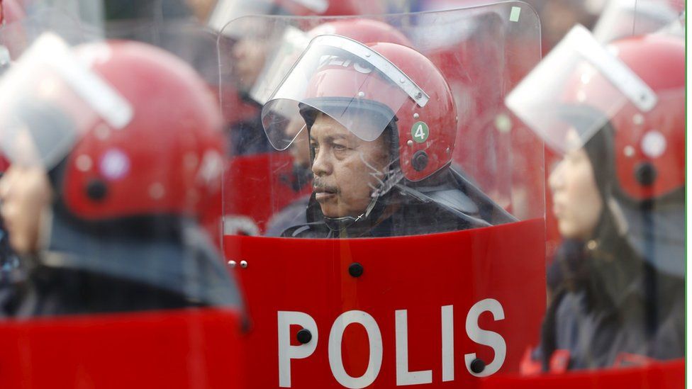 Malaysia government supporters march in Kuala Lumpur - BBC News