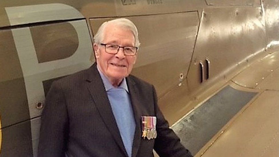 World War Two pilot backs campaign to honour photographic unit - BBC News