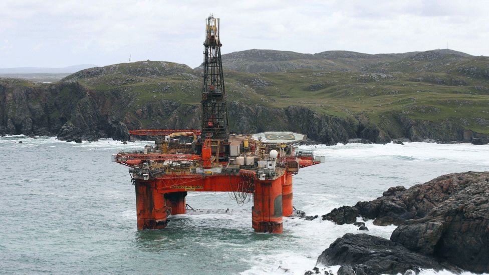 How do you remove an oil rig stuck on a beach? - BBC News