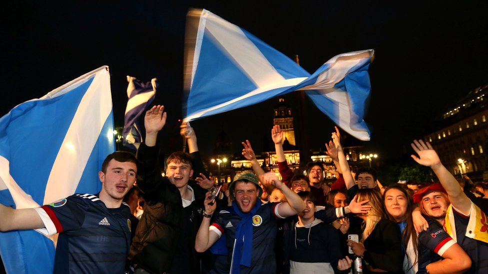 Scotland fans clean up London after Euro celebrations - BBC News