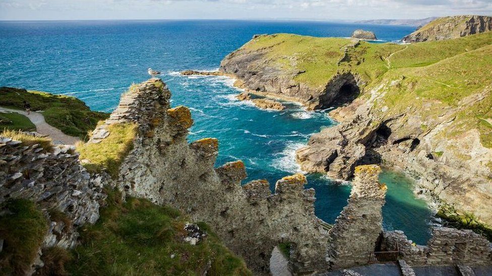 Tintagel Castle excavations reveal the lives of kings - BBC News