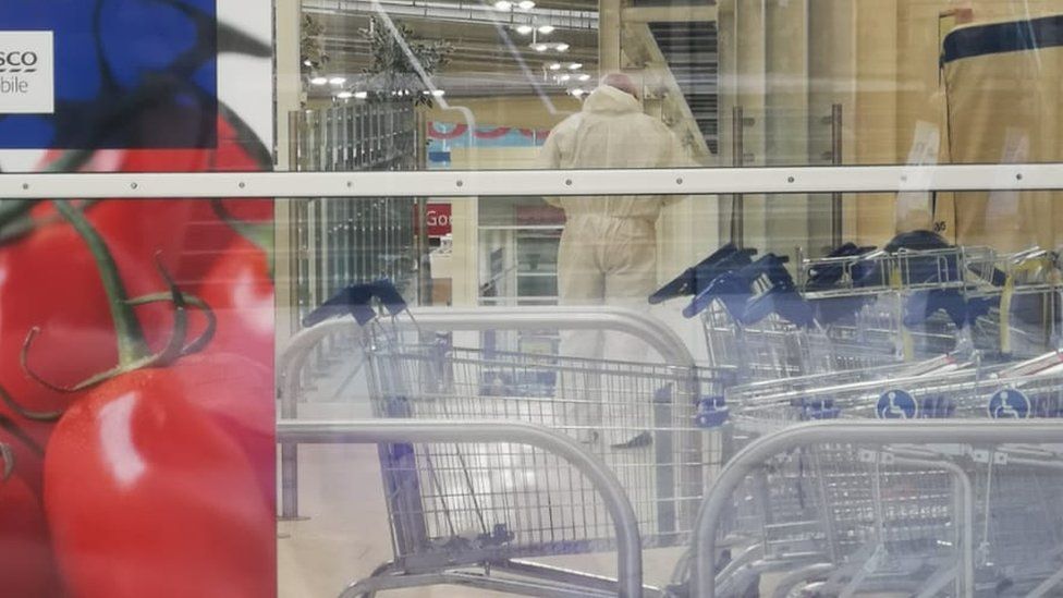 Sheffield Tesco attack: Staff's bravery praised as two hurt - BBC News