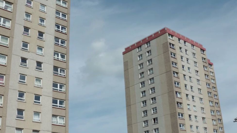 'Unacceptable' waits for Edinburgh high-rise mould repairs - BBC News