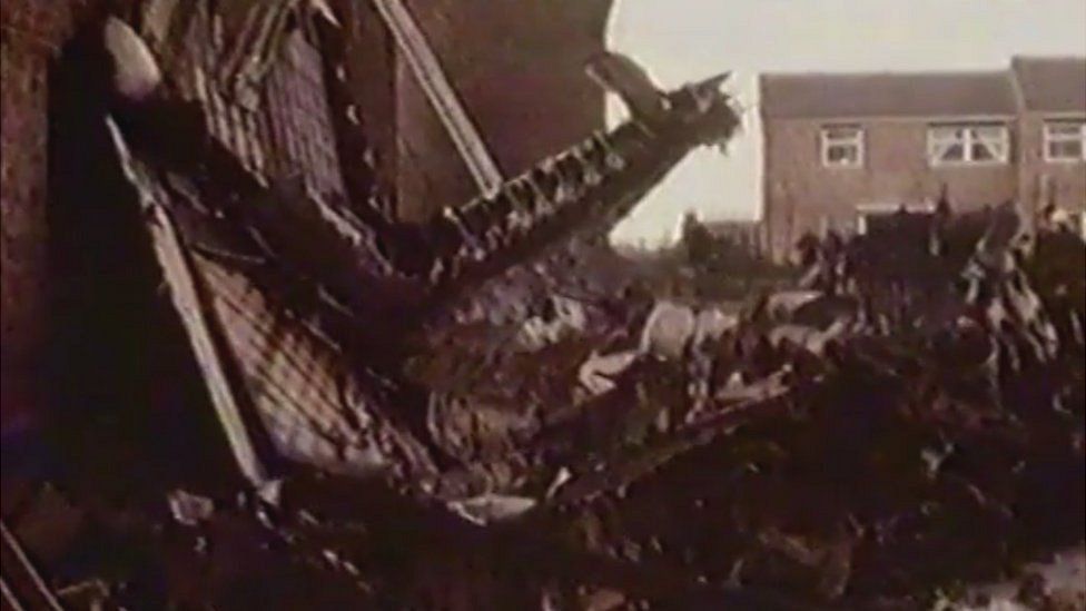 Oxmoor memorial marks 40 years since RAF Wyton plane crash - BBC News