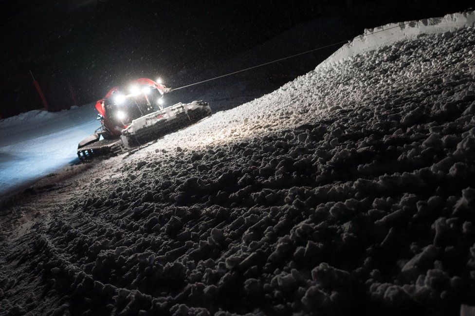 In pictures: Keeping the ski slopes open - BBC News