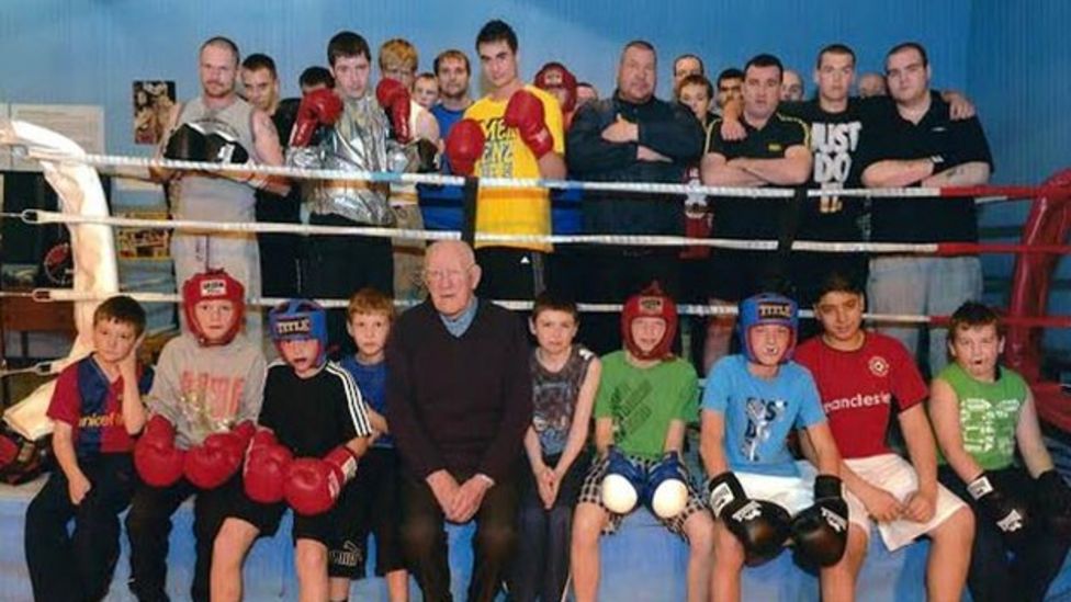 Aberdeen boxer Adam Smith given honour for 70-year link - BBC News