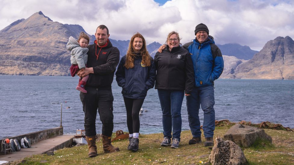 Draghan mu àireamhan-sluaigh Ealaghoil - Naidheachdan a' BhBC