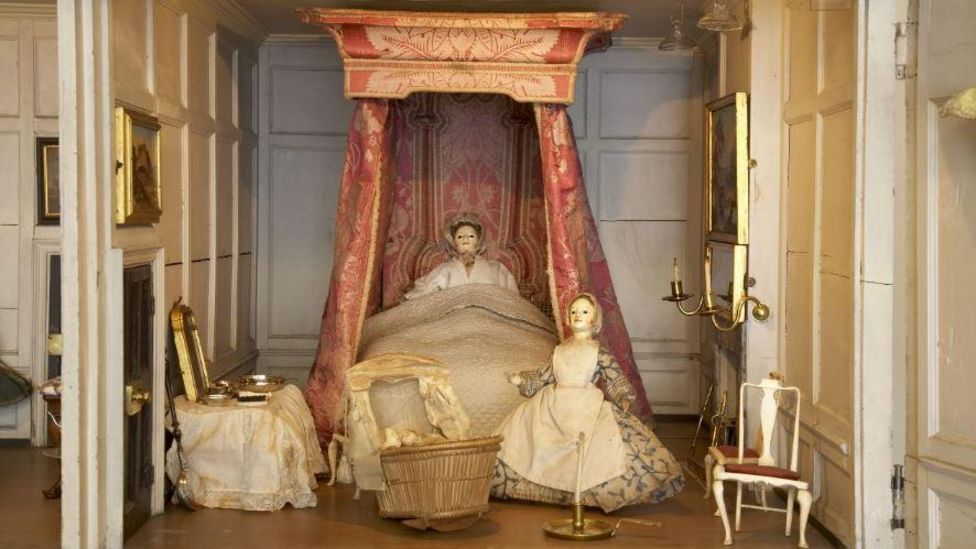 Rochester: Rare dolls' house goes on display at Kent museum - BBC News