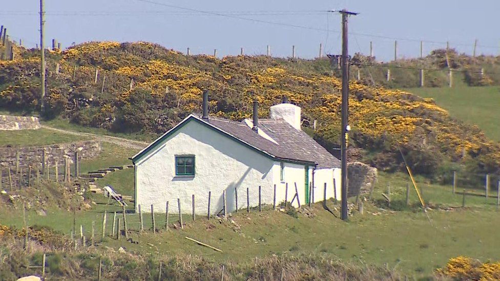 Drakeford: Dim 'un datrysiad syml' i broblem ail gartrefi - BBC Cymru Fyw