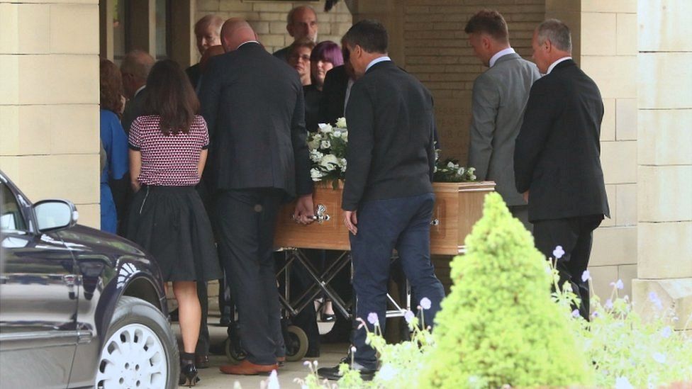 Ray Wilson: Funeral of World Cup winner held - BBC News