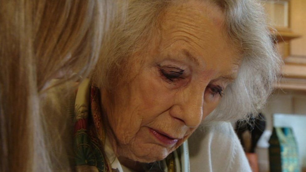 Coronation 1953 memories: 'Cold, wet, tired and happy' - BBC News