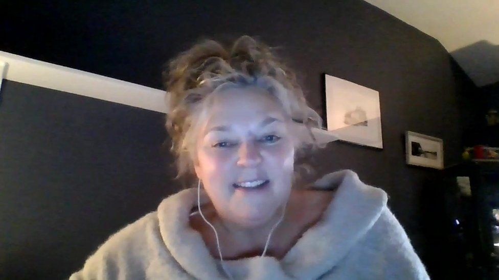 Taro neu ysgwyd plentyn bellach yn drosedd yng Nghymru - BBC Cymru Fyw