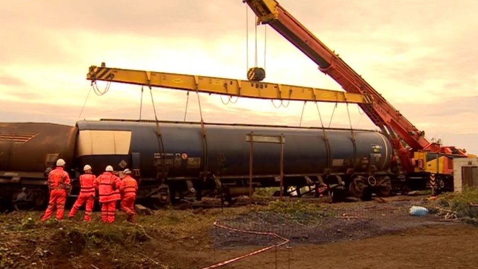 Symud gweddillion trên disel wedi tân Llangennech - BBC Cymru Fyw