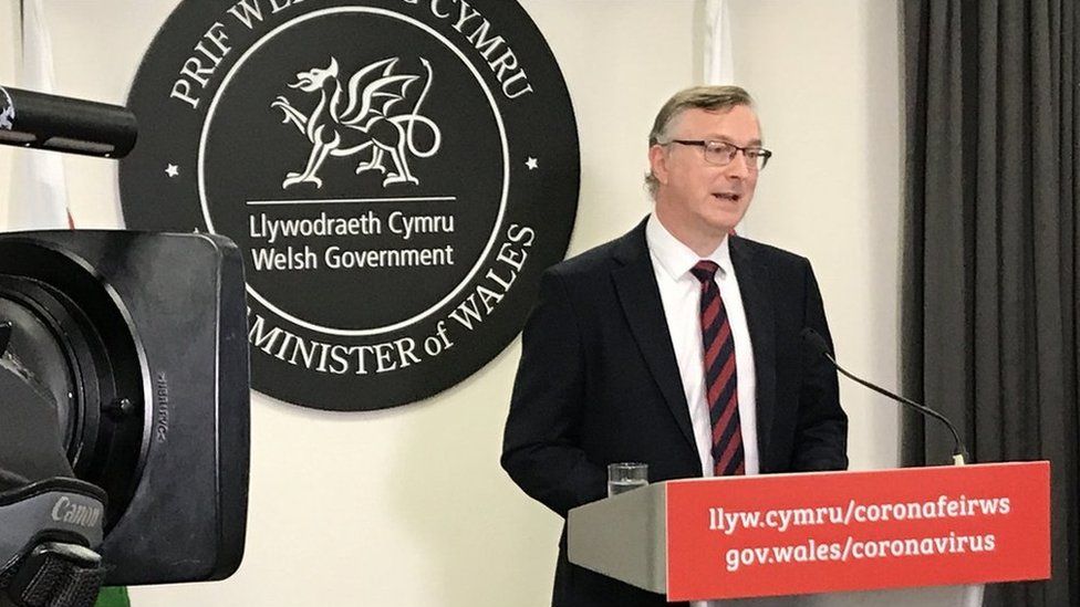 Atal Covid-19 mewn ysbytai'n 'eithriadol o anodd' - BBC Cymru Fyw