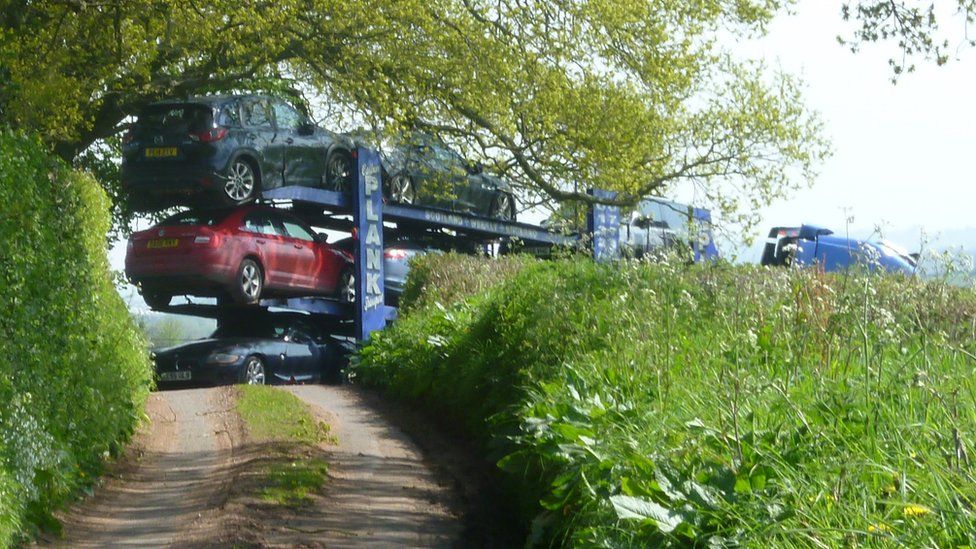 Lorry stuck on narrow country lane near Wellington in Somerset - BBC News