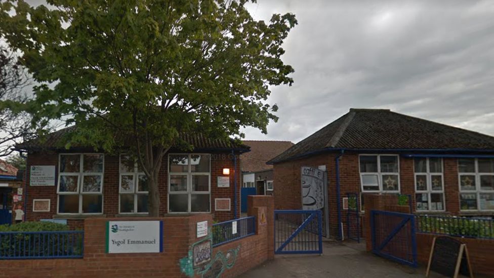 Covid: Denbighshire primary school pupils told to self-isolate - BBC News