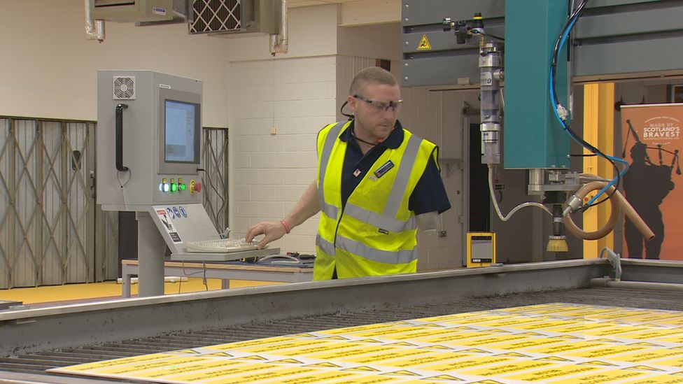 Amputee veteran signs up for new factory - BBC News