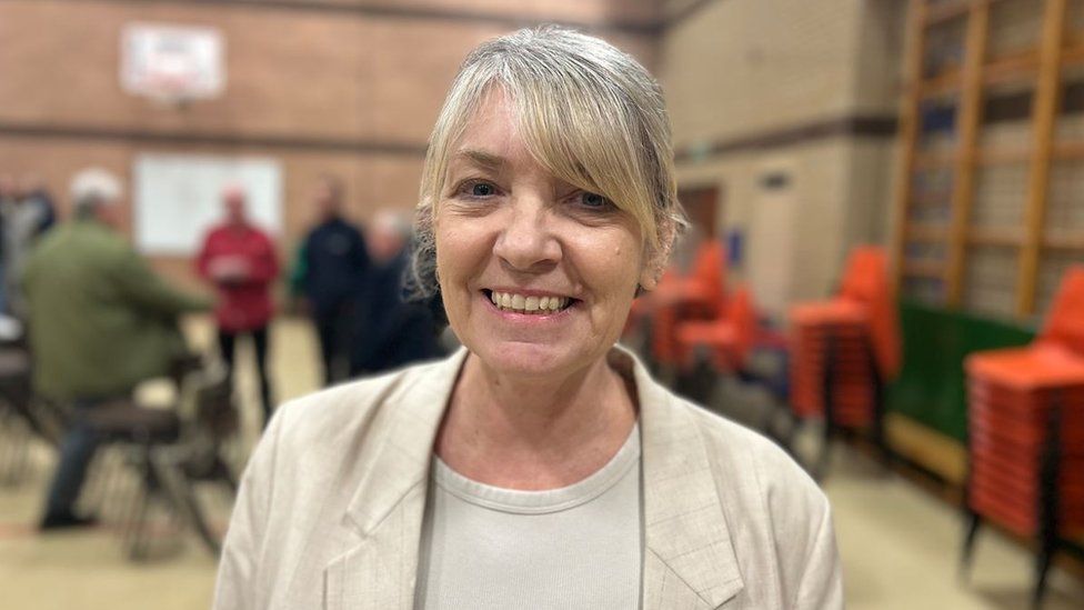 Concerns voiced at meeting about southern onshore wind farm plans - BBC ...