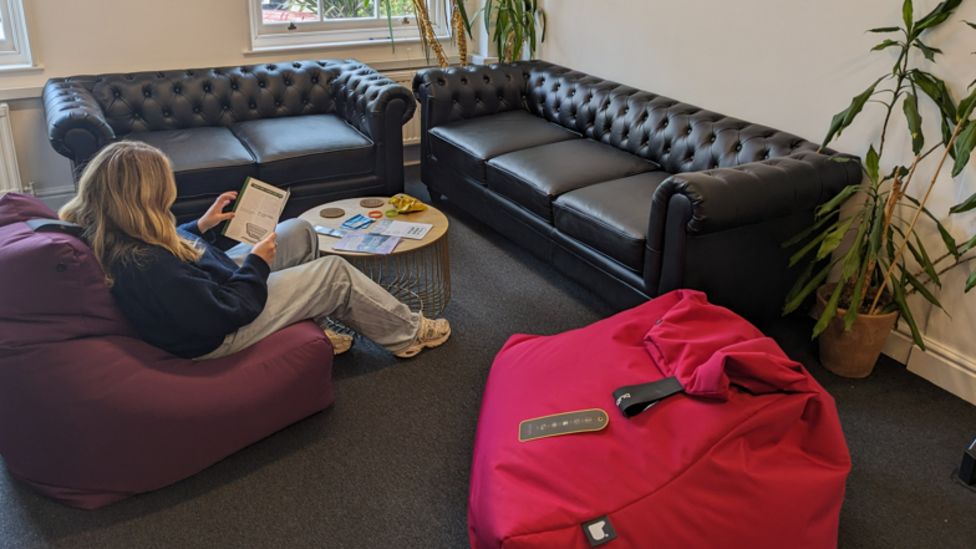 Homeless: UK's first shelter for young people to open in Bristol - BBC News