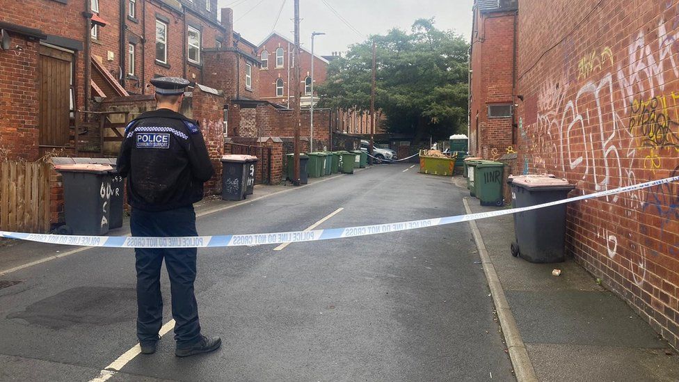 Headingley: Man held on suspicion of woman's murder - BBC News