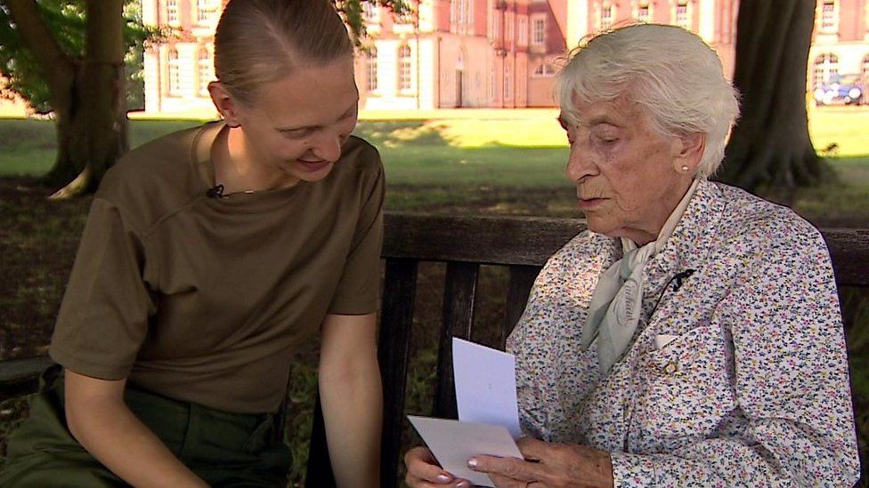 Zoe Kotnik: First female F-16 demo commander out after two weeks - BBC News