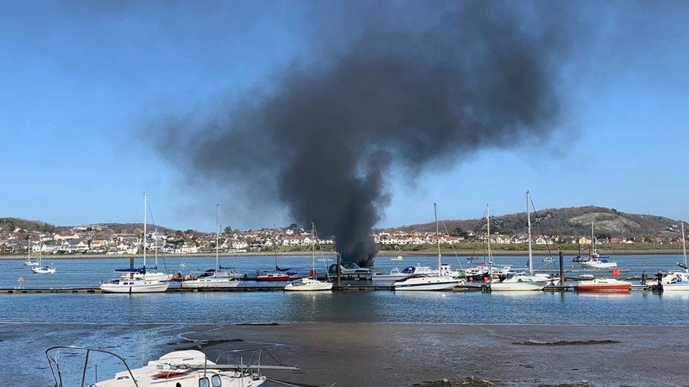 Cwch hwylio'n suddo ar ôl mynd ar dân yn Afon Conwy - BBC Cymru Fyw