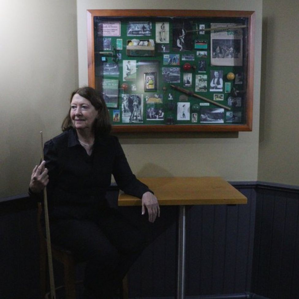 England's top women snooker players return to the table - BBC News