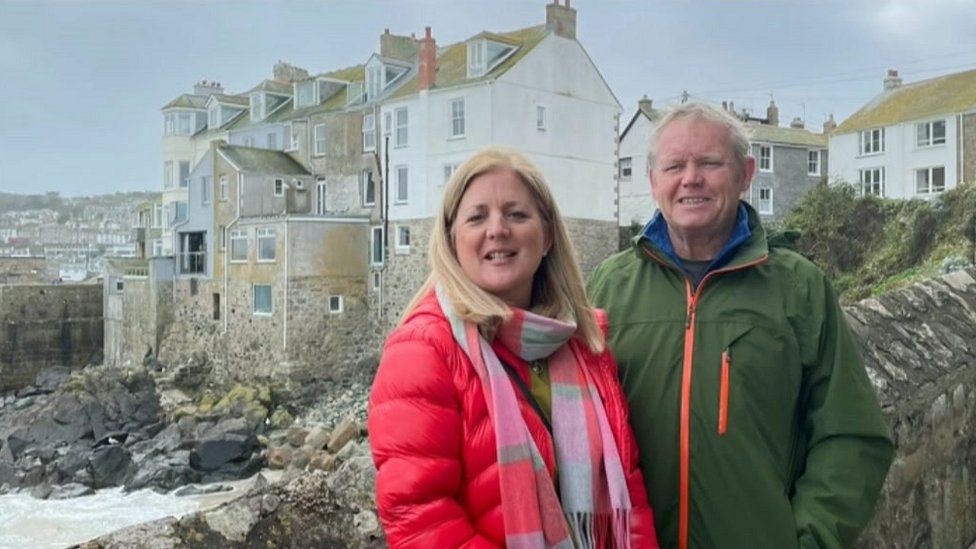 Bath woman takes on walk in mission to find MND cure - BBC News