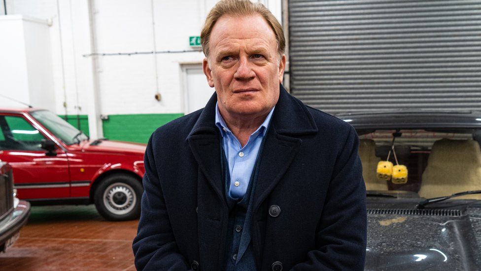 Mark Lewis Jones: 'Y foment wnaeth newid fy mywyd i'n llwyr' - BBC ...