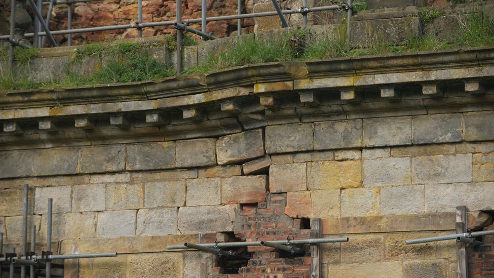 Crumbling historic mansion Mavisbank House saved by £5m award - BBC News