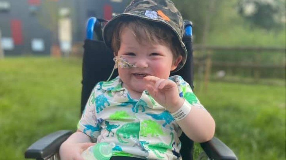 Help for Harri: Battle to save boy, 3, from cancer - BBC News