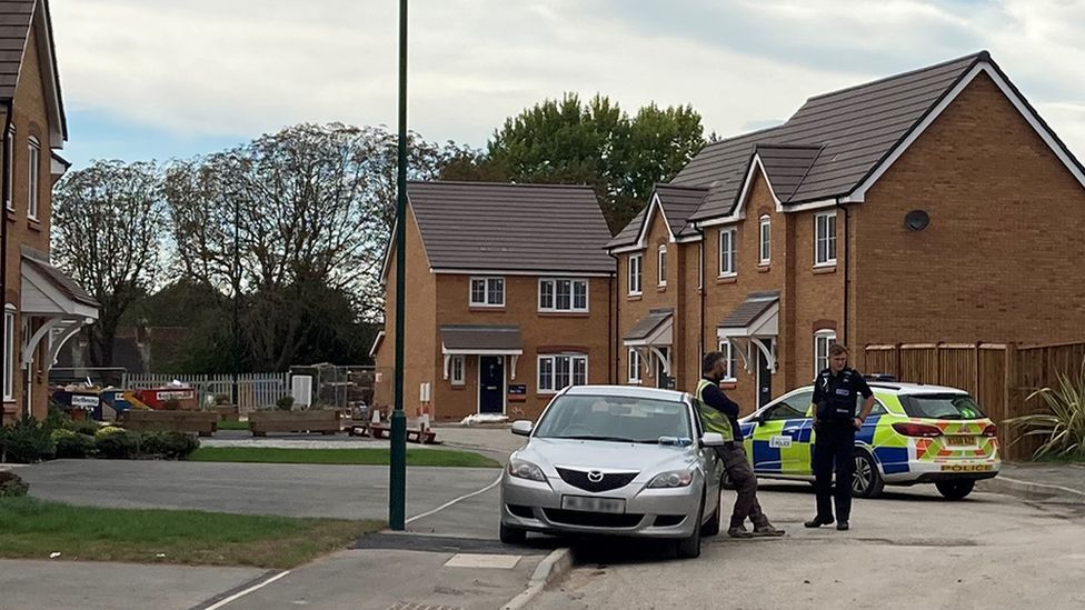 Shrewsbury: Woman scraps house sale after bomb discovery - BBC News