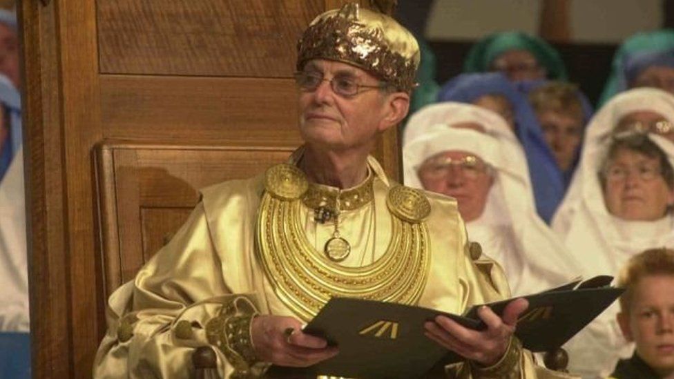 Former Archdruid Robyn Léwis dies, aged 89 - BBC News