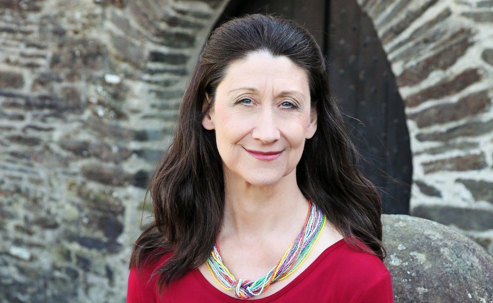Mills & Boon yn rhoi gogwydd gariadus i hanes Cymru - BBC Cymru Fyw