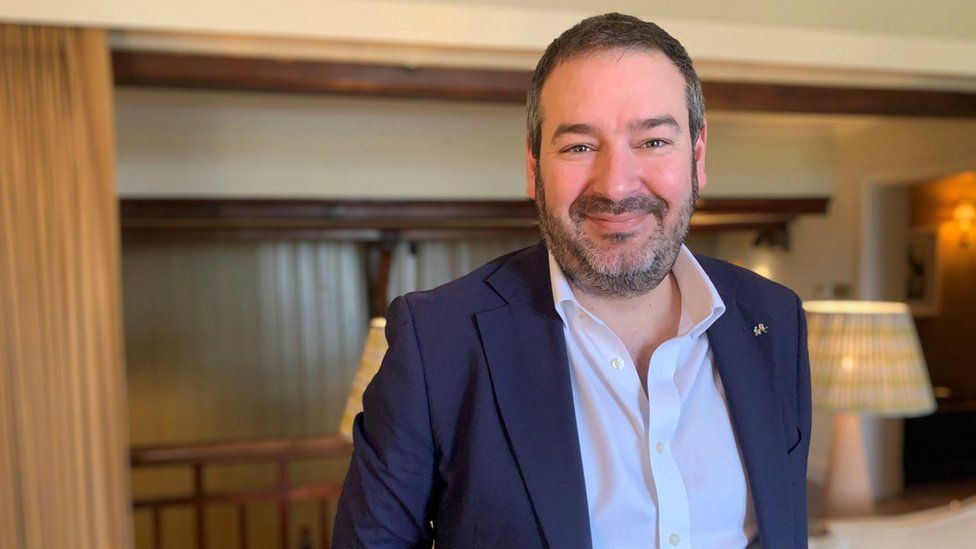 Lletygarwch Cymru 'yn gorfod cynnig mwy' i ddenu staff - BBC Cymru Fyw