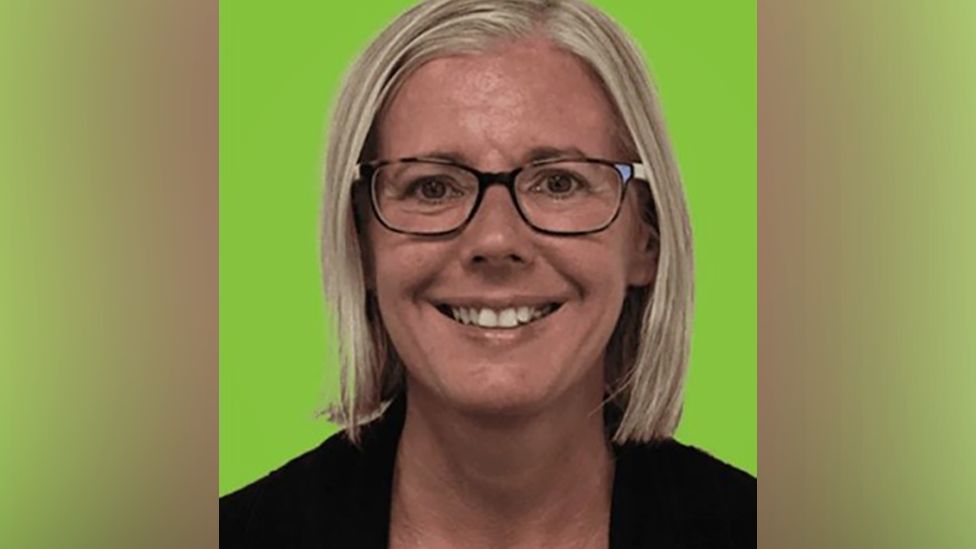 Histon murder inquiry: Family tribute to woman found dead - BBC News