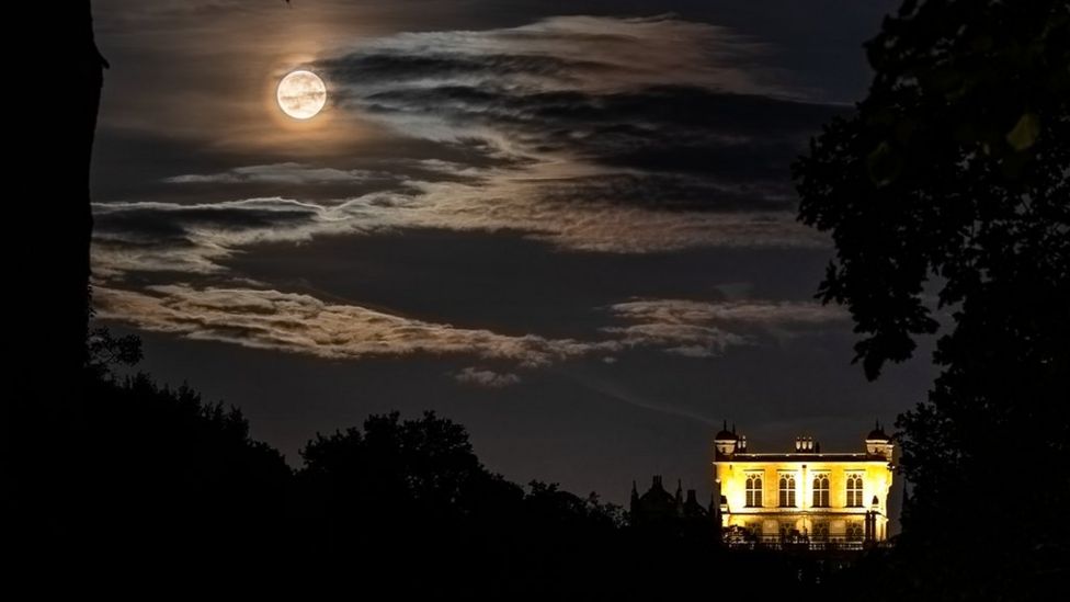In pictures: Rare blue supermoon captured in East Midlands - BBC News