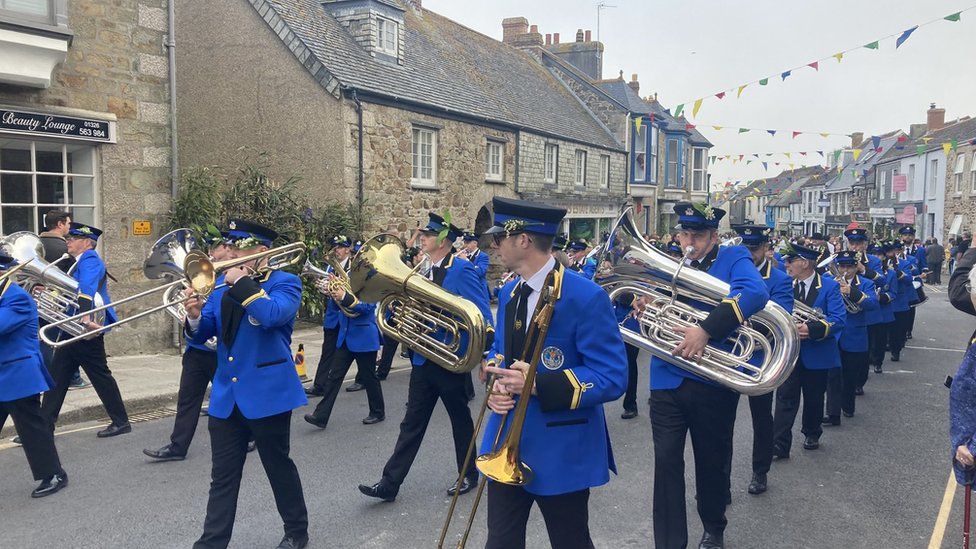 Helston Flora Day returns for first time in three years - BBC News