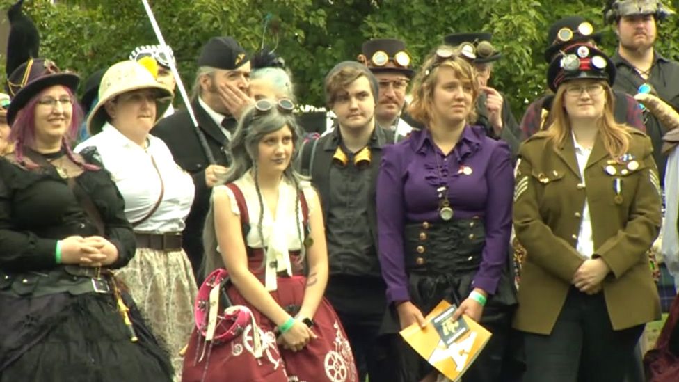 Thousands attend Lincolnshire Steampunk festival - BBC News