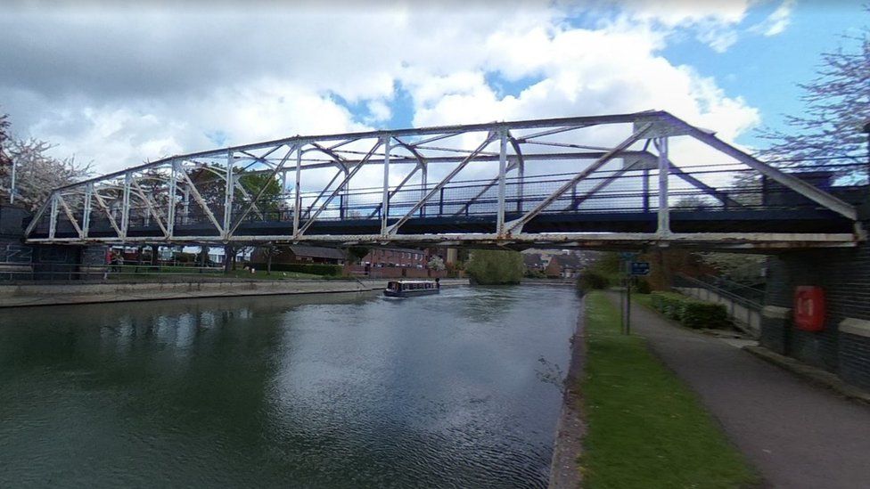 Oxford Gasworks Pipe Bridge to be refurbished - BBC News