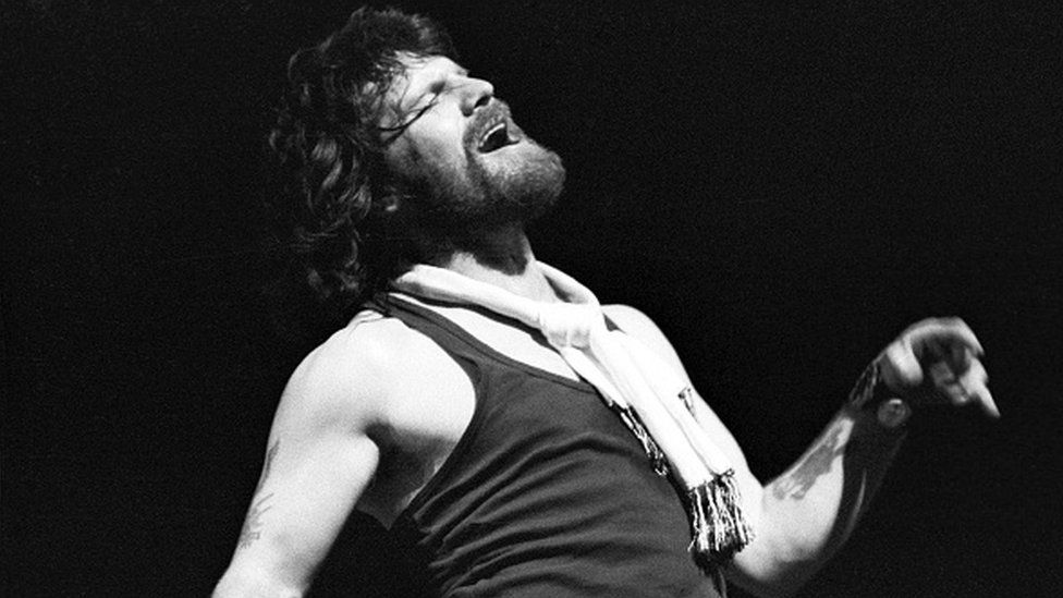 Singer Raymond Froggatt dies aged 81 - BBC News